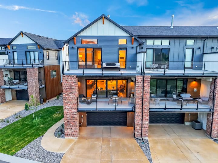 Pagoda Peaks - Luxury Stay Near Bozeman Beach - Bozeman, MT