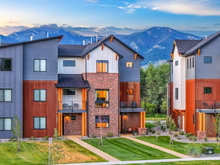 Pagoda Peaks - Modern Luxury Near Bozeman Beach - Bozeman, MT