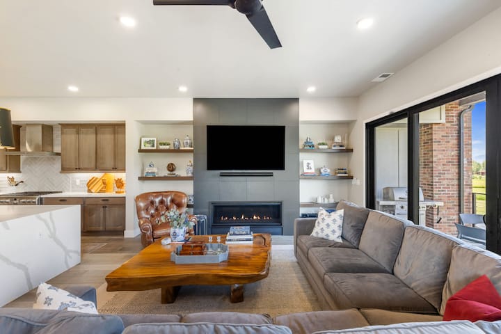Pagoda Peaks - Luxury Stay Near Bozeman Beach - Bozeman, MT