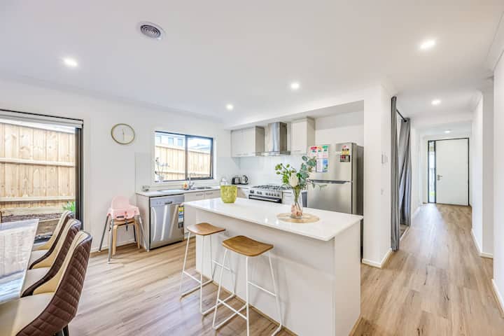 Stayau Officer Newly 5brm Homley Villa House - Beaconsfield