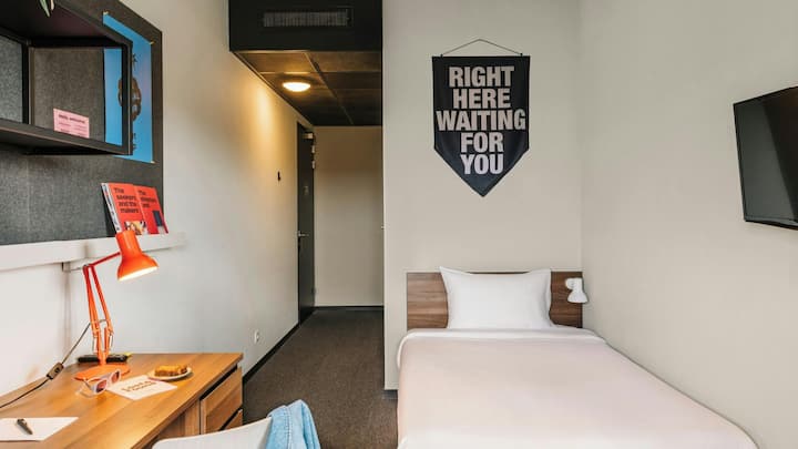 Design Bedroom At The Social Hub Hotel - Amsterdam