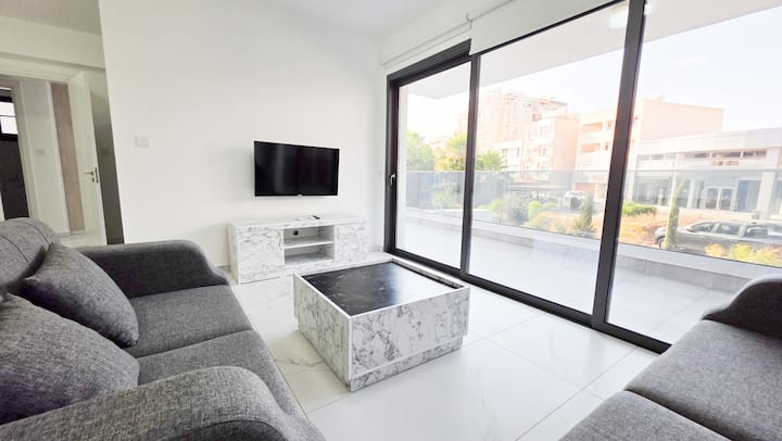 Poolside Lux Apartment - Larnaca