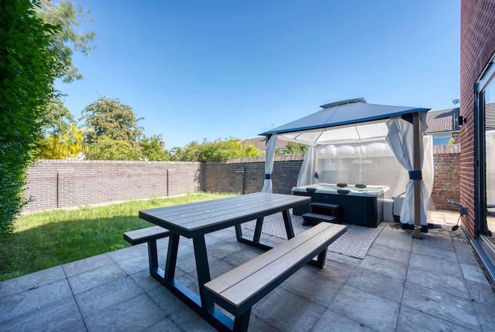 3br Home Nr M6, Hot Tub, Parking & Garden - Birmingham