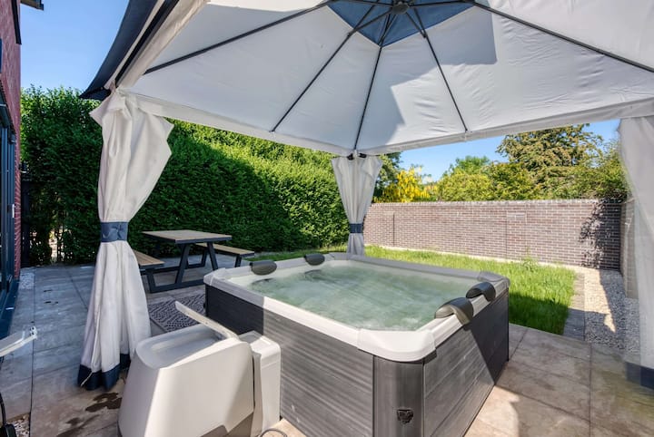 3br Near M6 W/ Hot Tub, Parking + Netflix - 