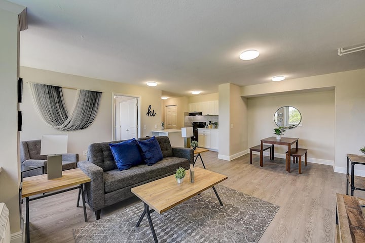 Landing | Stylish 2bd, Clubhouse, Pool - St. Petersburg, FL