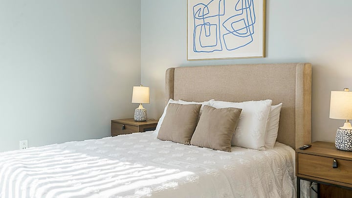 Landing | Modern Studio, Rooftop Lounge - Indianapolis, IN