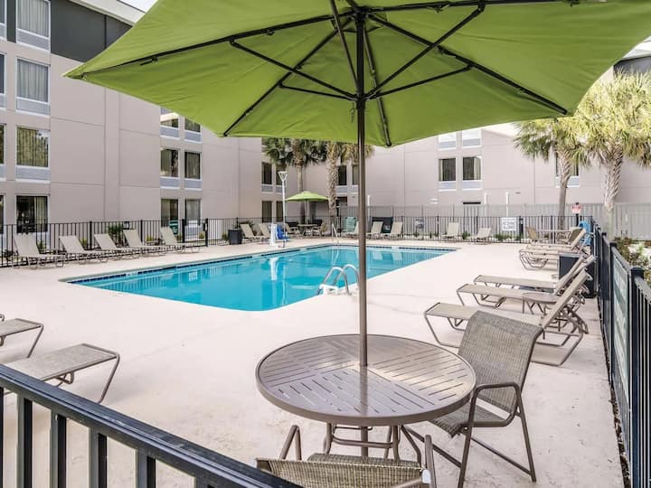 Blocks From Sand + Pool Dips & Free Breakfast - Myrtle Beach, SC