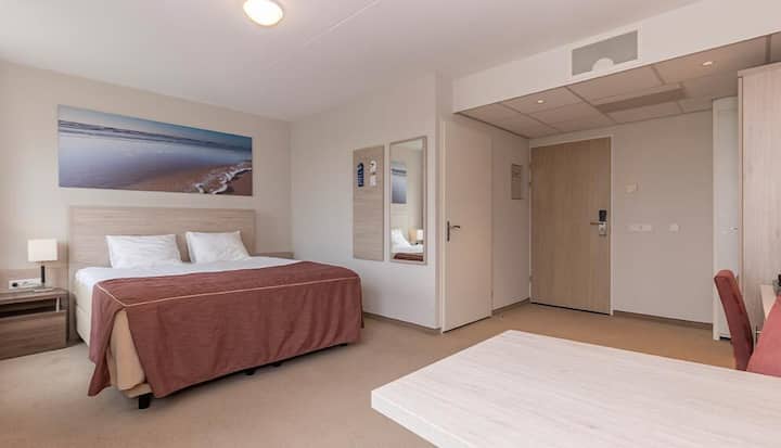 Soothing Escape W/balcony, Pool & Wellness Access - Vrouwenpolder