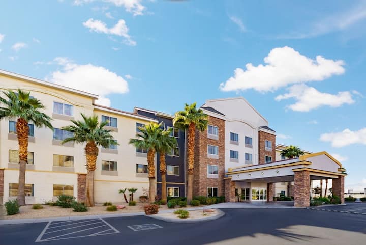 Steps To Allegiant Stadium + Breakfast. Pool. Gym. - 