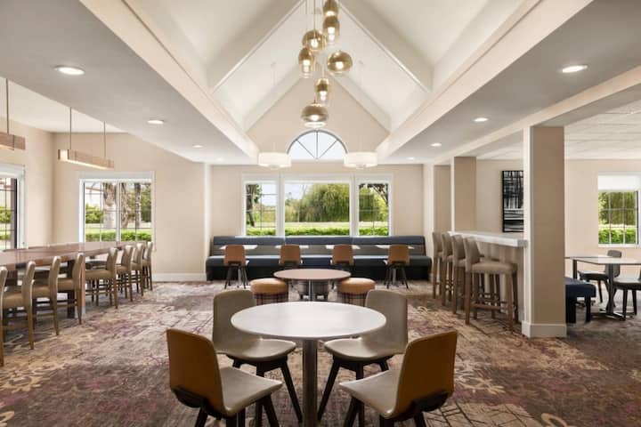 Beautiful King Studio Suite L Breakfast Included - Salinas, CA