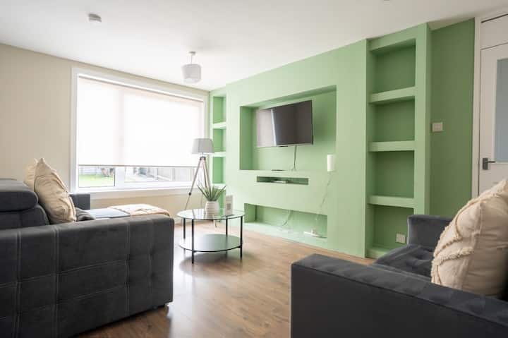 Snug Modern Home In Livingston - 利文斯通