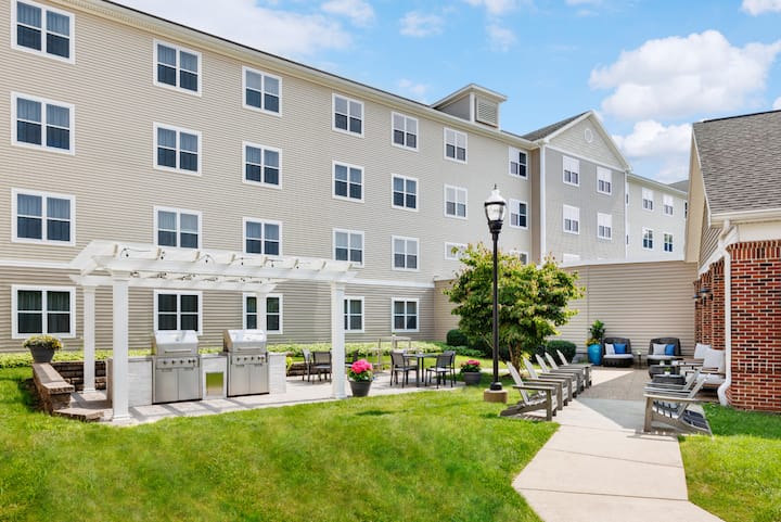 Luxury Suite: Free Breakfast, Portsmouth Bliss - Kittery, ME