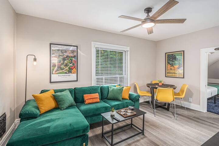 Stylish Stay, Apartment 2n. Downtown Cozy Quarters - Valparaiso, IN