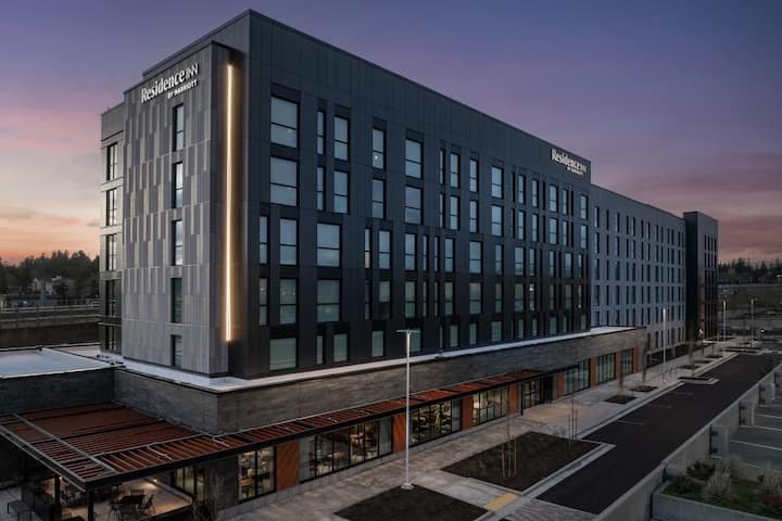 Luxury King Studio | Free Breakfast & Pet-friendly - Shoreline, WA