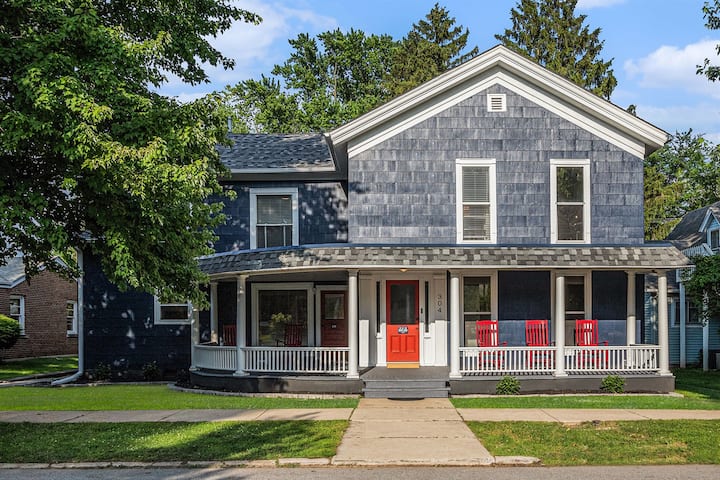 The Navy Gem | Historic Downtown Home—sleeps 20 - Valparaiso, IN