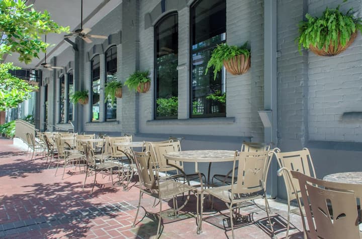 Near French Quarter | On-site Dining & Bar - New Orleans, LA