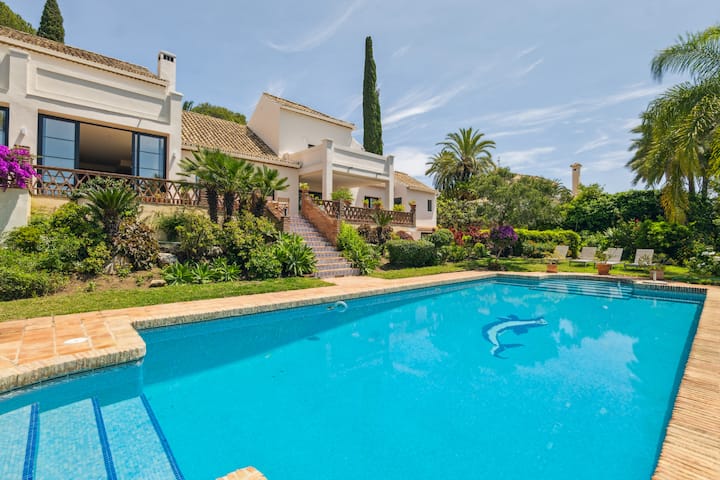 Modern 6-bedroom Villa In El Paraíso / Marbella - Estepona