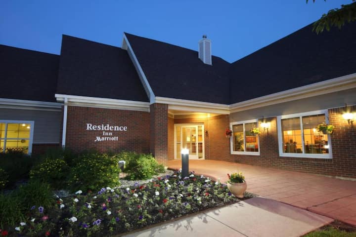 Cozy Retreat Near Chicago | Free Breakfast - Bartlett, IL