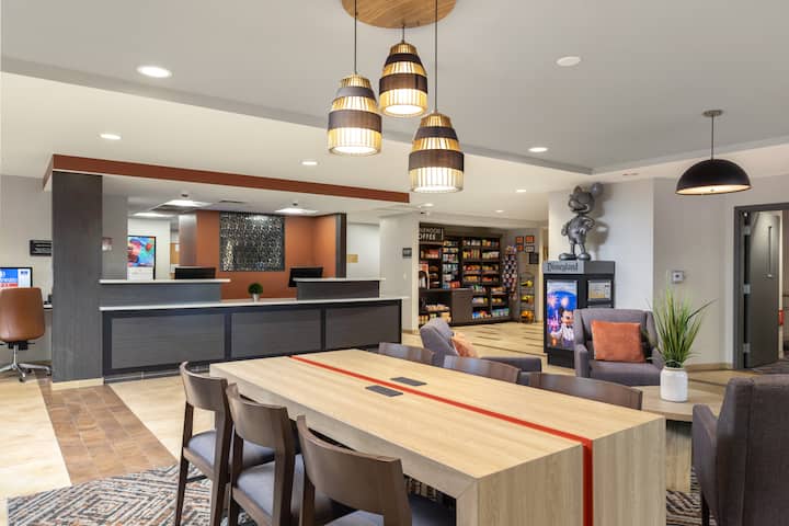 2 Family Studios: Full Kitchens, Shuttle & Pool! - Anaheim, CA