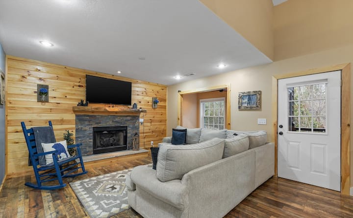 Cozy 3-bedroom Cabin In Gatlinburg – Mountain - Gatlinburg, TN