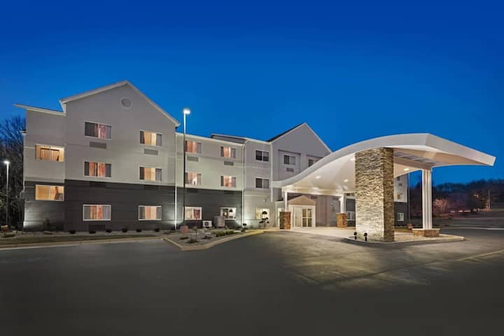 Near Eastwood Mall + Free Breakfast & Indoor Pool - Cortland, OH