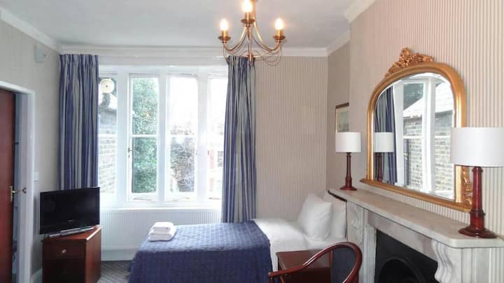 Cosy Double By Regency House - Bloomsbury