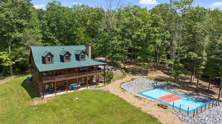 Sleeps 18 • Pickleball Ct • Hot Tub • Arcade Games - Blue Ridge, GA
