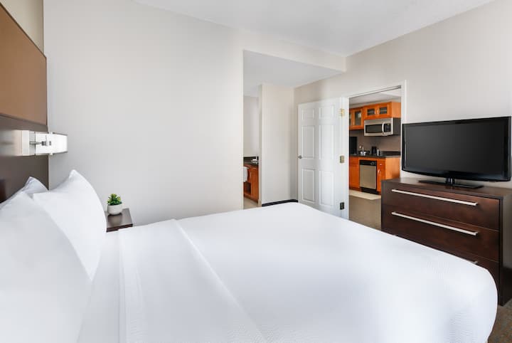 Steps To State Farm Arena + Breakfast & Kitchen - Atlanta, GA