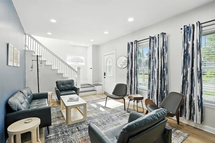 Golden Dunes Stay Valpo | 5 Br, 3 King Beds | Game - Valparaiso, IN