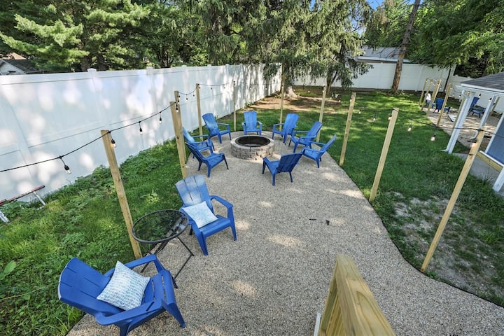 Golden Dunes Stay Valpo | 5 Br, 3 King Beds | Game - Valparaiso, IN