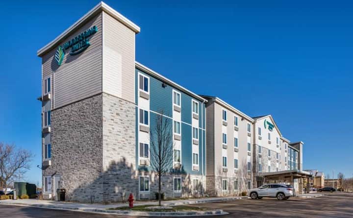 Chicago Suite | Gym. Dog-friendly. Kitchen. - Waukegan, IL