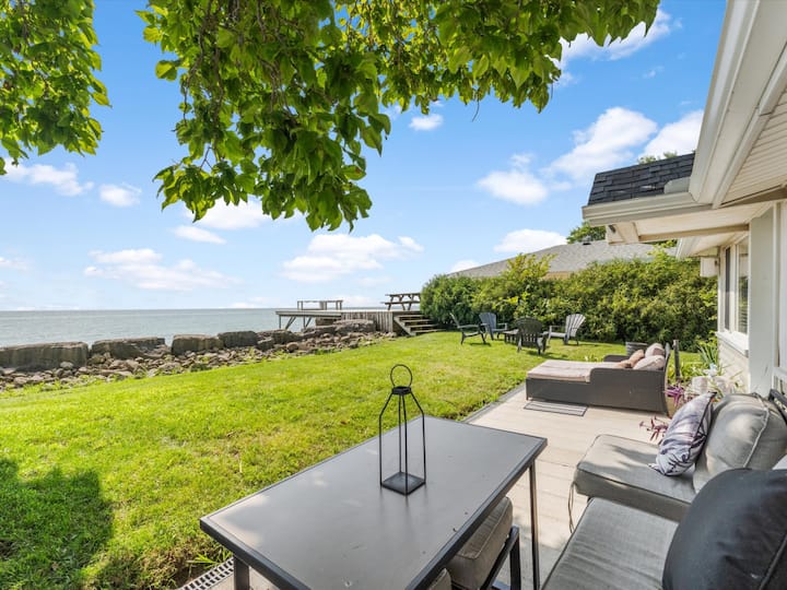 The Little House On Erie | Cozy Lakefront Getaway - Leamington
