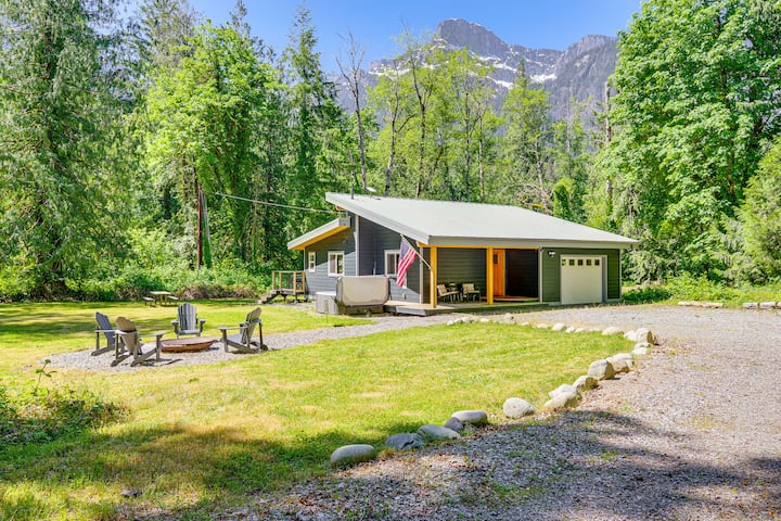 Deck, Hot Tub & Views: Sleek Getaway In Index! - Index, WA