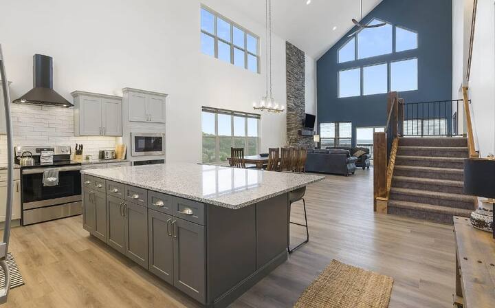 Upscale Lodge • Pools, Firepit, Game Room - Branson, MO