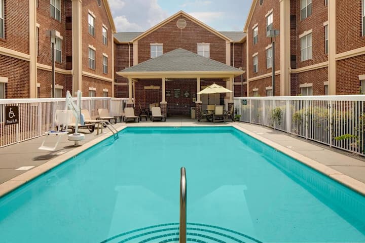 Free Breakfast + Pet-friendly & Parking Included - Brentwood, TN
