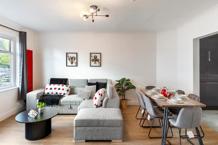 Spacious 6br Home W/ Large Dining - London