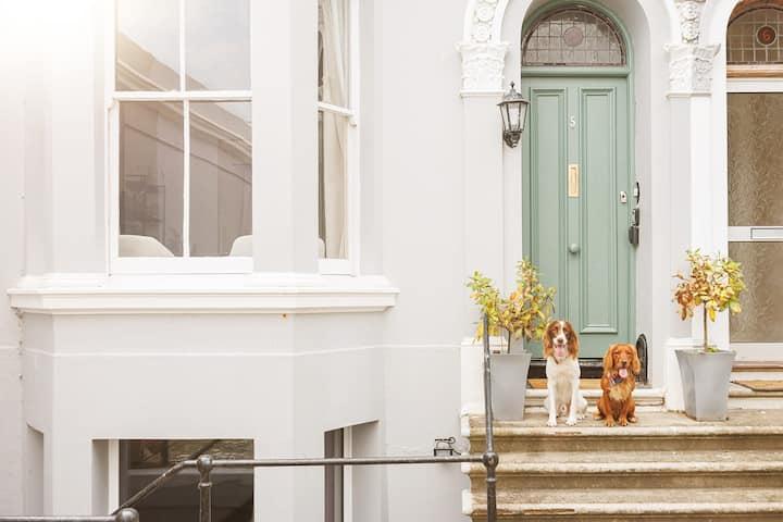 Spacious & Stylish 5-bedroom Townhouse In Desirabl - Plymouth