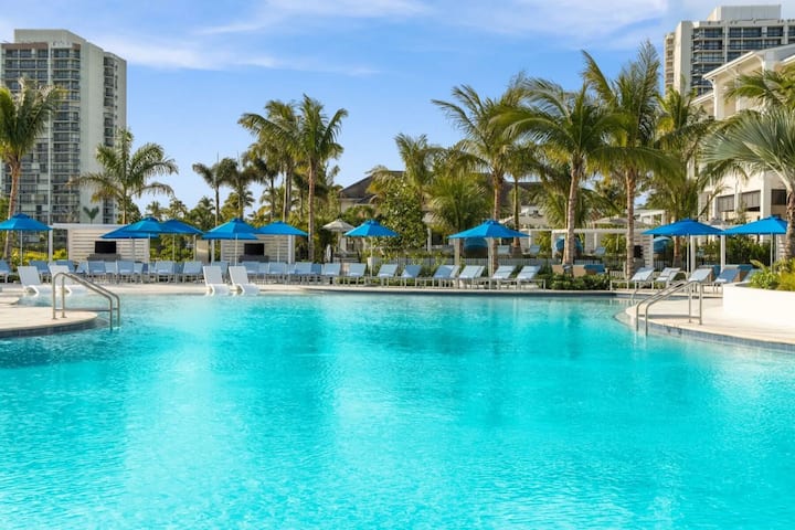 Free Shuttle To Beach + 3 Pools. Spa. Golf. Games - West Palm Beach, FL