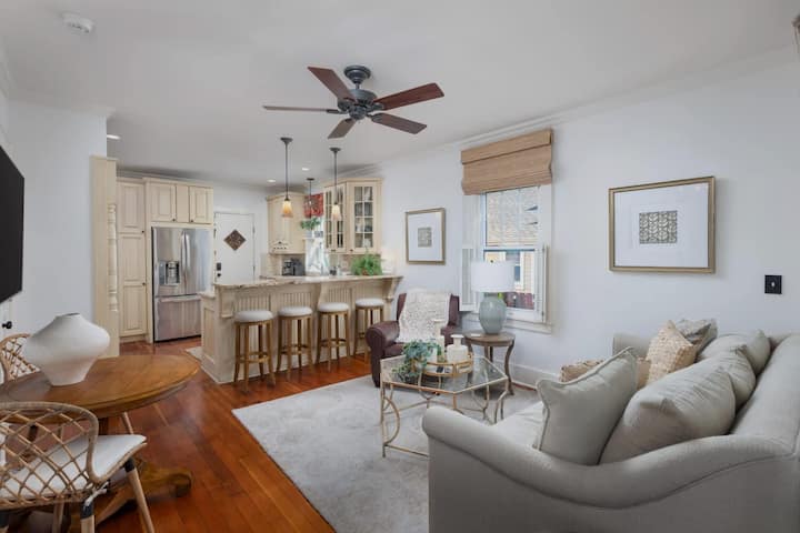 Storybook 3br Cottage Walk To Downtown & Metra - West Chicago, IL