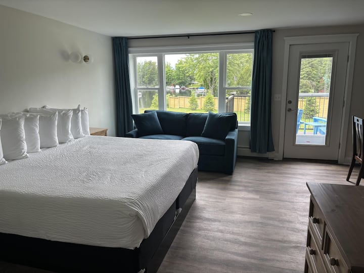 Juniper Motel-lake Front-king Suite- Room 12. - Greenville, ME