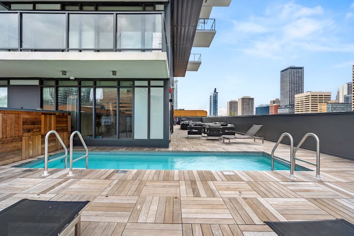 Urban Oasis & Terrace W Gym, Pool, Ac - Calgary