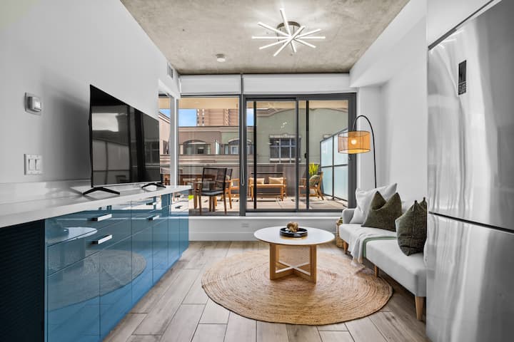 Urban Oasis & Terrace W Gym, Pool, Ac - Calgary