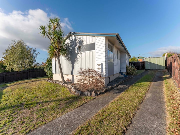 The Bay Breeze Retreat - Two Mile Bay Stay -