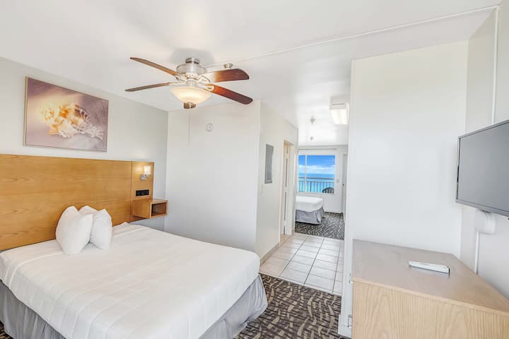 Two Seperate Queen Beds With Kitchen - Panama City Beach, FL