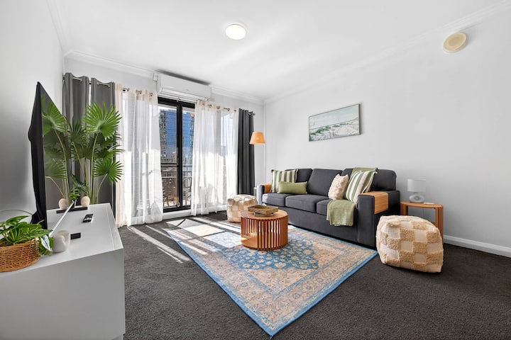 Stylish Cbd Stay 2br With Balcony & Wi-fi - Inglewood, Australia