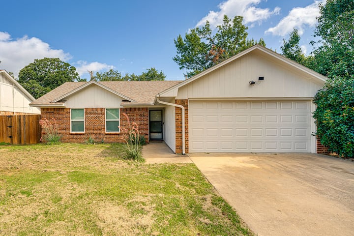 11 Mi To Lewisville Lake: Family Home In Denton - Denton, TX