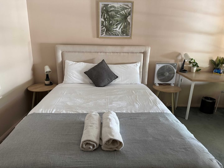 Rustic Charm - Private Queen Room Retreat - 혼즈비