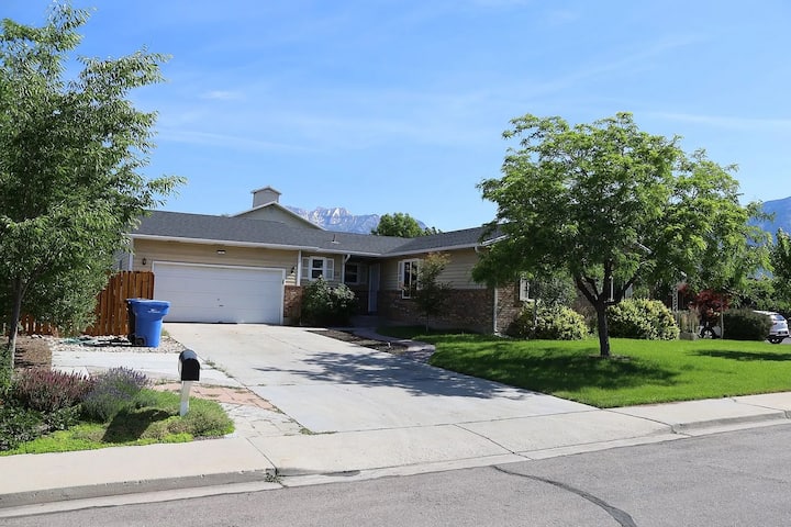 Your Cozy Getaway: Near It All - Waffles Too! - Orem, UT