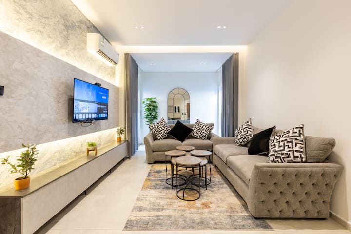 Spacious Designer Three Bedroom Home In Almadinah - Médine