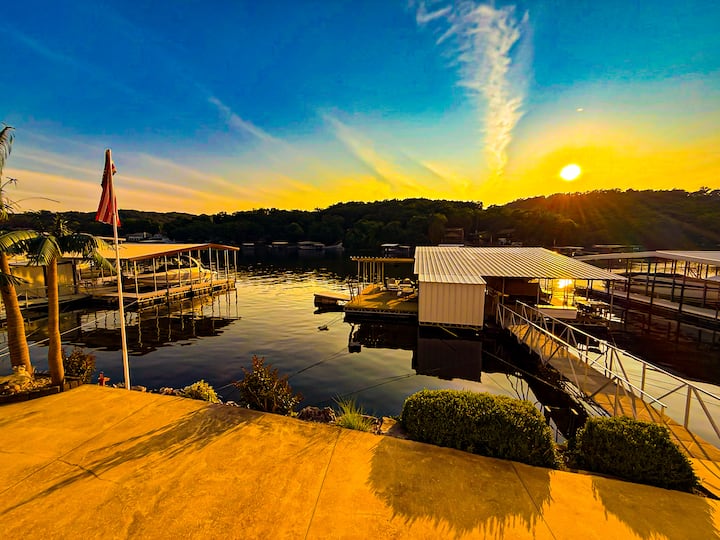 Lakefront-4bd/3ba/dock/deck-sleeps 12pp - Camdenton, MO